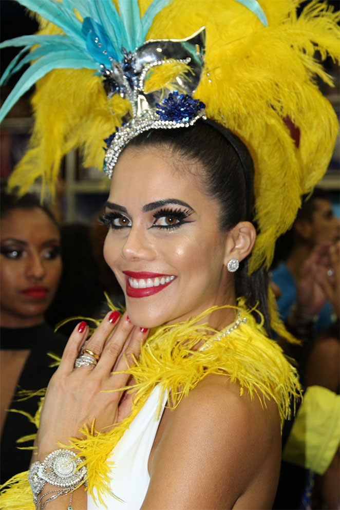 Daniela Albuquerque toca instrumento em ensaio de samba - OFuxico