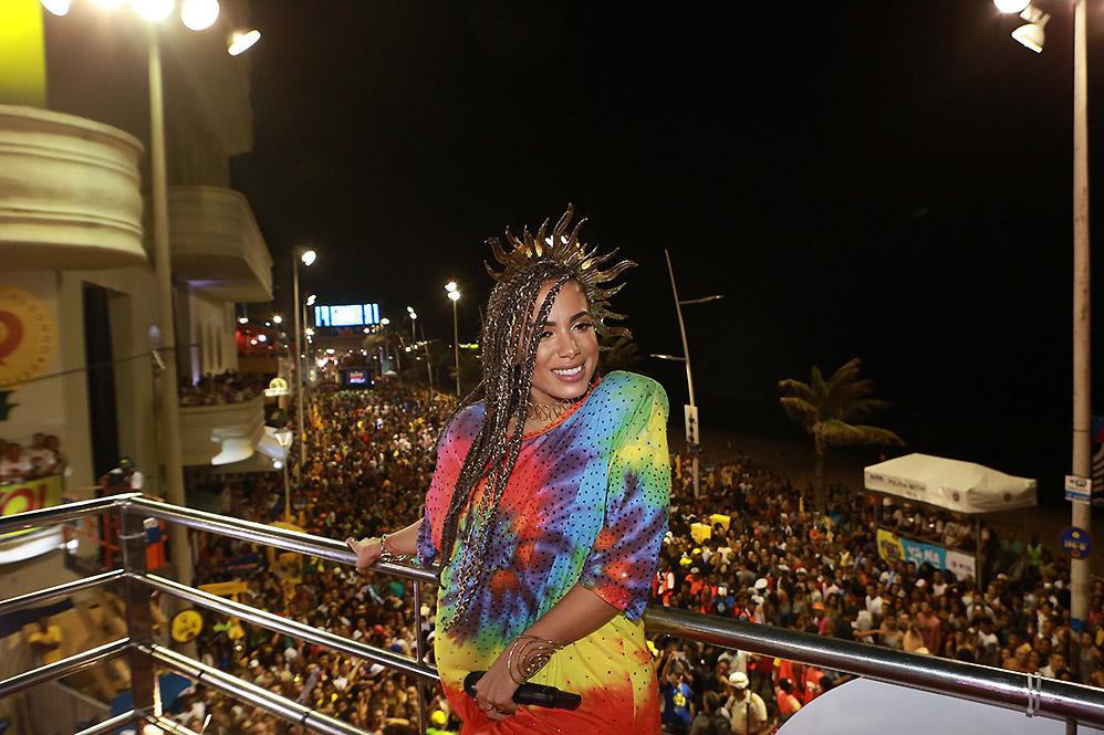 Anitta é puro brilho no Carnaval de Salvador - OFuxico
