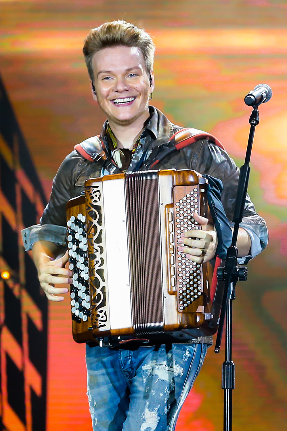 Michel Teló grava DVD "Bem Sertanejo" em Curitiba - OFuxico