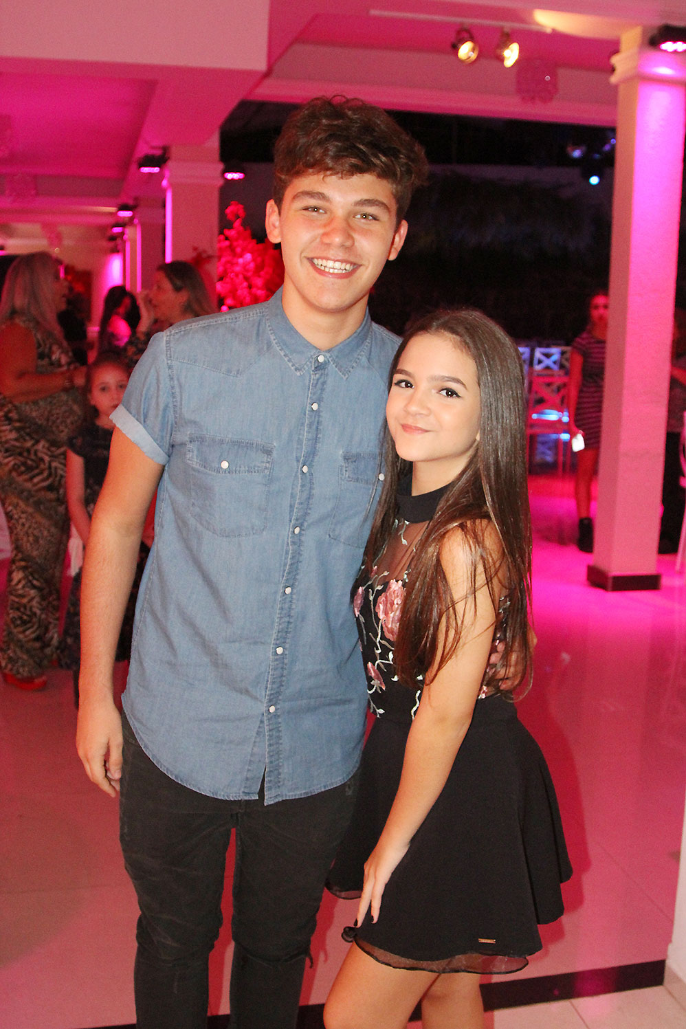 Mel Maia comemora 13 anos na presença de famosos - OFuxico