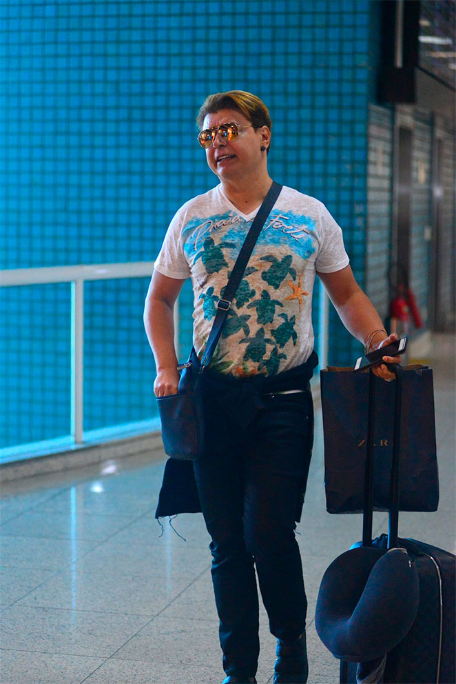 David Brazil arrasa na pose para paparazzo em aeroporto do Rio - OFuxico