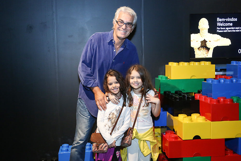 Danielle Winits confere exposição The Art of The Brick - OFuxico