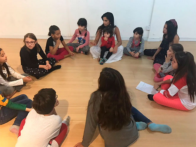 Rhafaela Castro dá aulas de interpretação para crianças - OFuxico