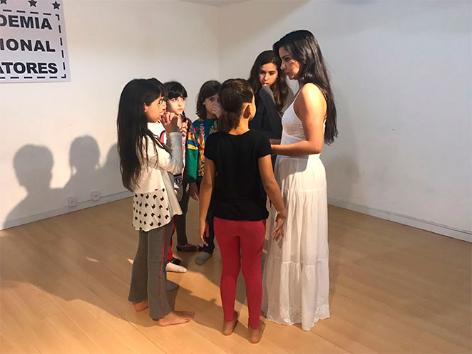 Rhafaela Castro dá aulas de interpretação para crianças - OFuxico