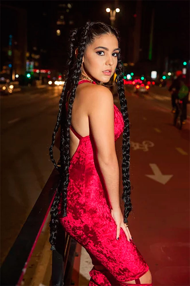 Ana Vitória Zimmermann posa para ensaio inspirado na Anitta - OFuxico