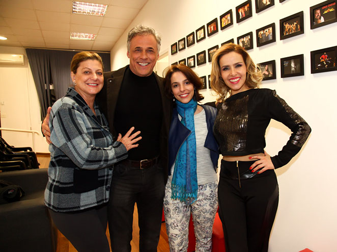 Oscar Magrini comemora aniversário nos bastidores de peça - OFuxico