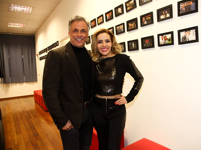 Oscar Magrini comemora aniversário nos bastidores de peça - OFuxico