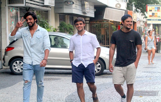 Irmãos Simas aproveitam dia juntos em Ipanema - OFuxico