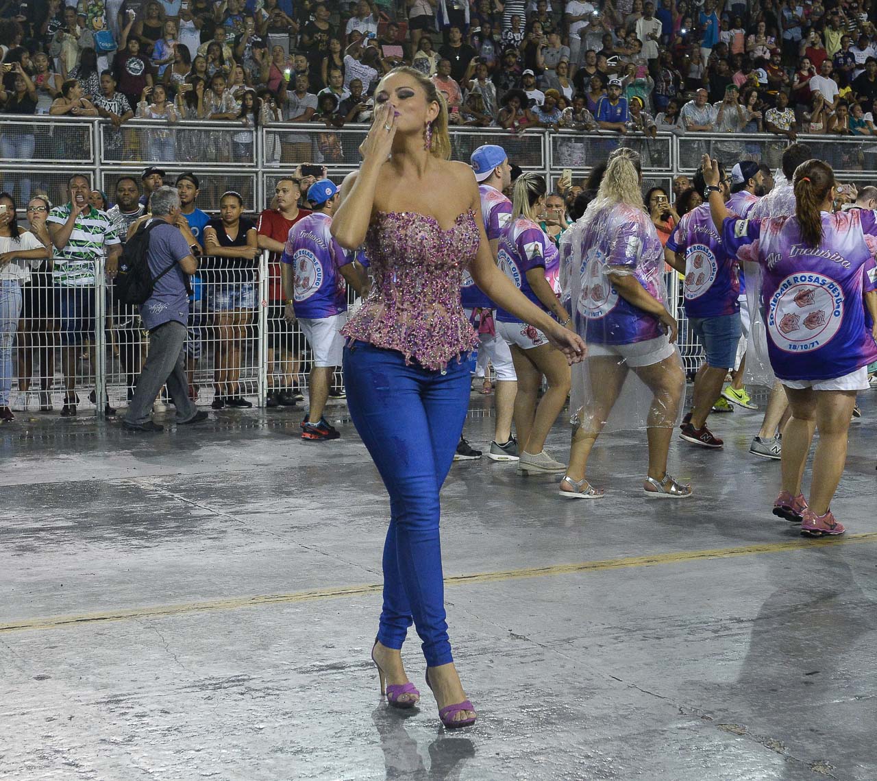 De jeans, Ellen Rocche participa de ensaio da Rosas de Ouro - OFuxico