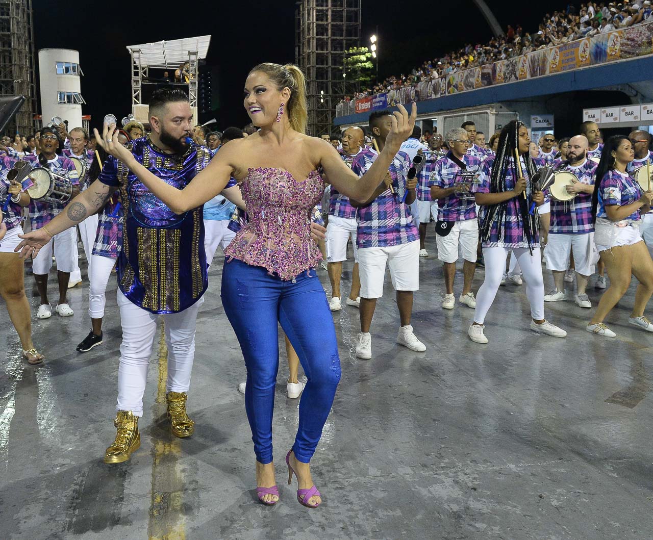 De jeans, Ellen Rocche participa de ensaio da Rosas de Ouro - OFuxico