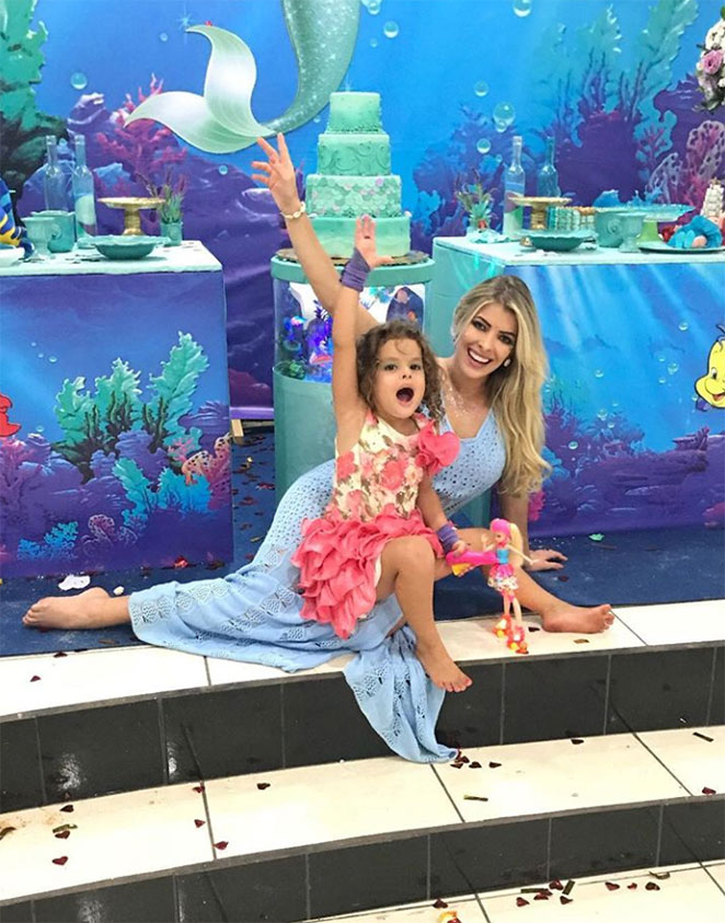 Ex-BBB Jaqueline Grohalski faz festa para a filha - OFuxico