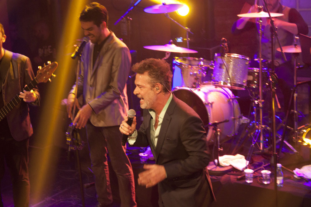 Nelson Freitas encanta e emociona ao comemorar 30 anos de carreira com ...