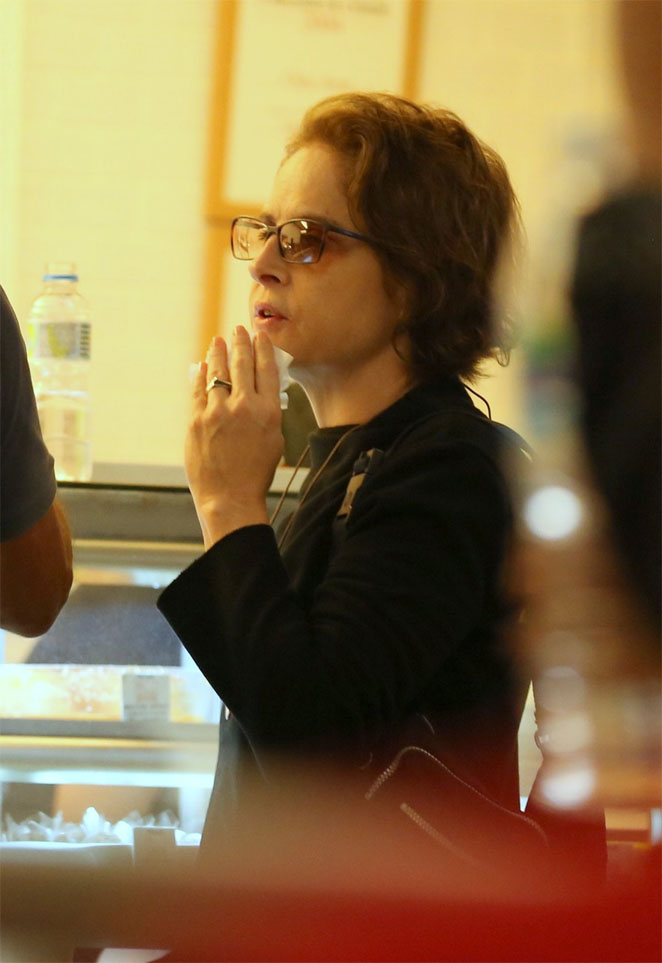 Drica Moraes e o marido curtem noite de cinema - OFuxico