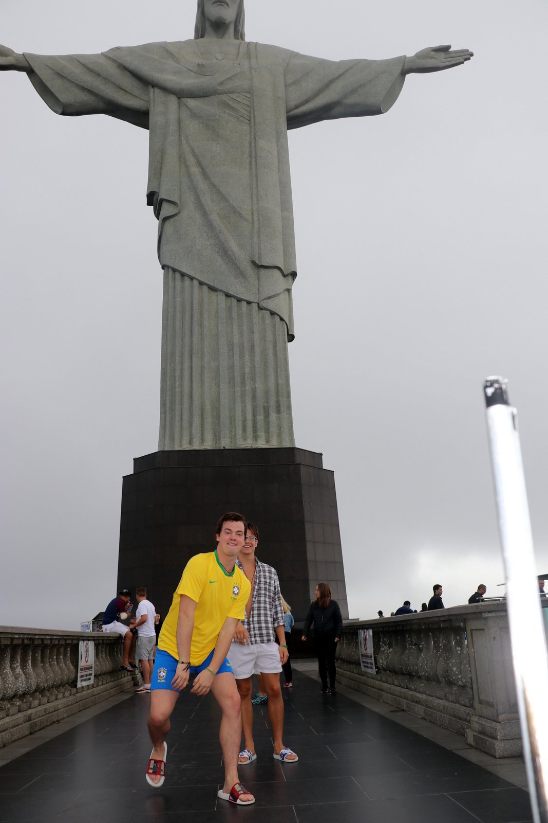 Taylor Caniff e Dj Rupp causam em visita ao Cristo Redentor - OFuxico
