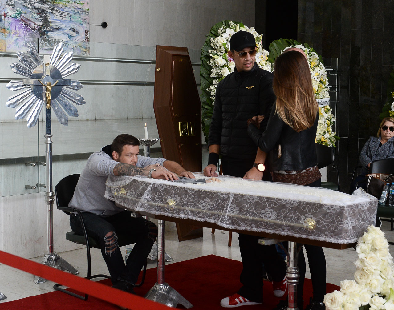 Kiko, Leandro e Bruno, do KLB, se despedem do pai - OFuxico