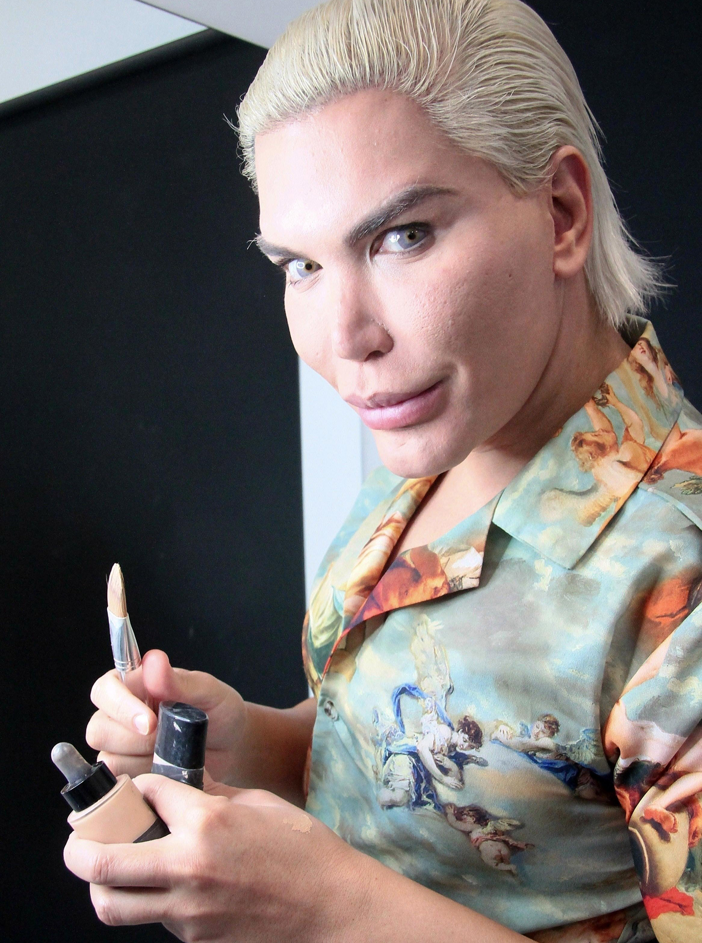 Ken Humano passa por mais um procedimento estético - OFuxico