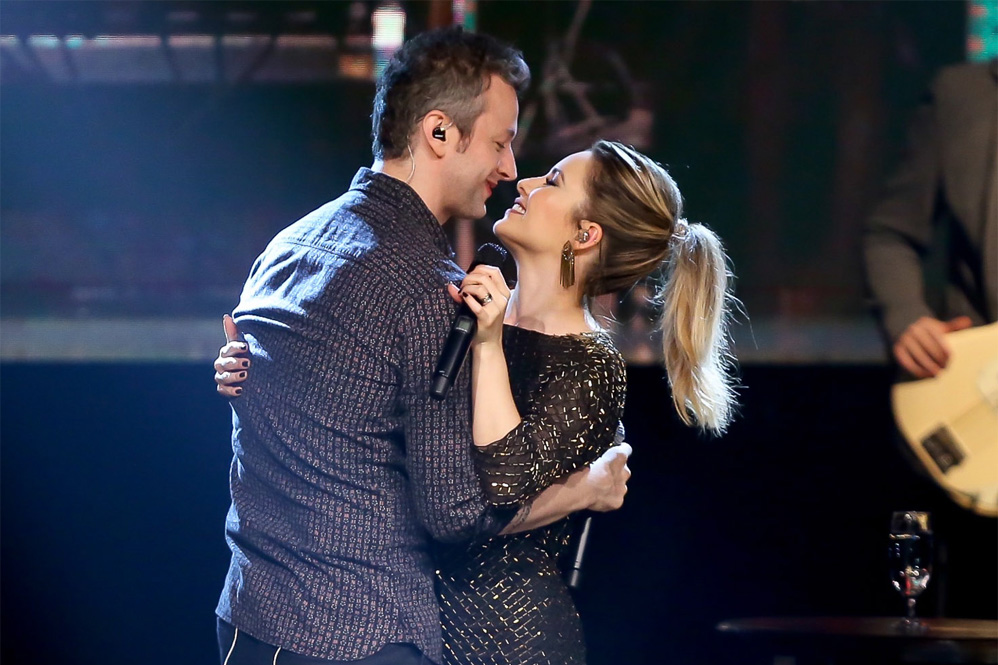 Sandy ganha homenagem e muitos beijos do marido, em evento - OFuxico