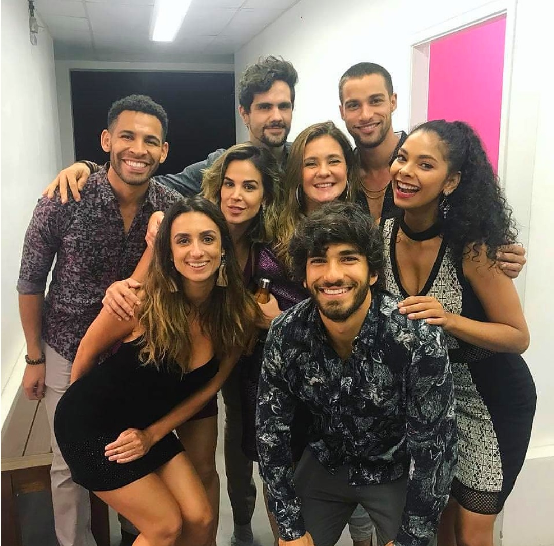 Adriana Esteves posa com elenco de Segundo Sol na reta final da trama ...