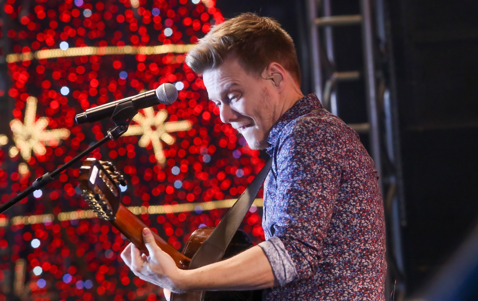 Michel Teló emociona público durante show em Foz do Iguaçu - OFuxico