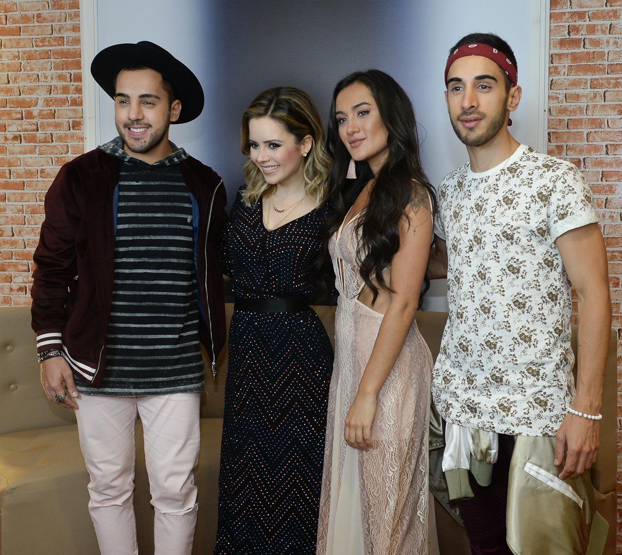 Sandy troca beijos com o marido em show repleto de famosos - OFuxico