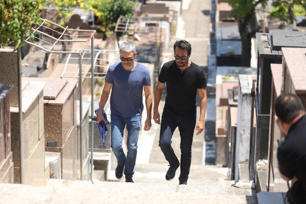 Jonas Torres se emociona no velório do irmão, Caio Junqueira - OFuxico