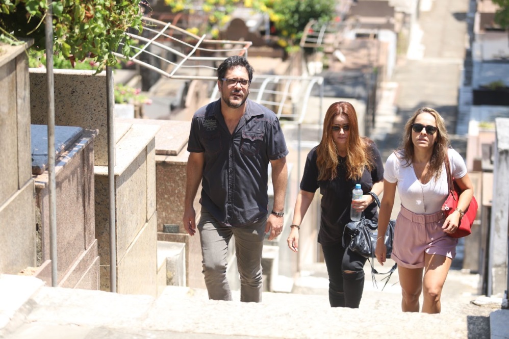 Jonas Torres se emociona no velório do irmão, Caio Junqueira - OFuxico