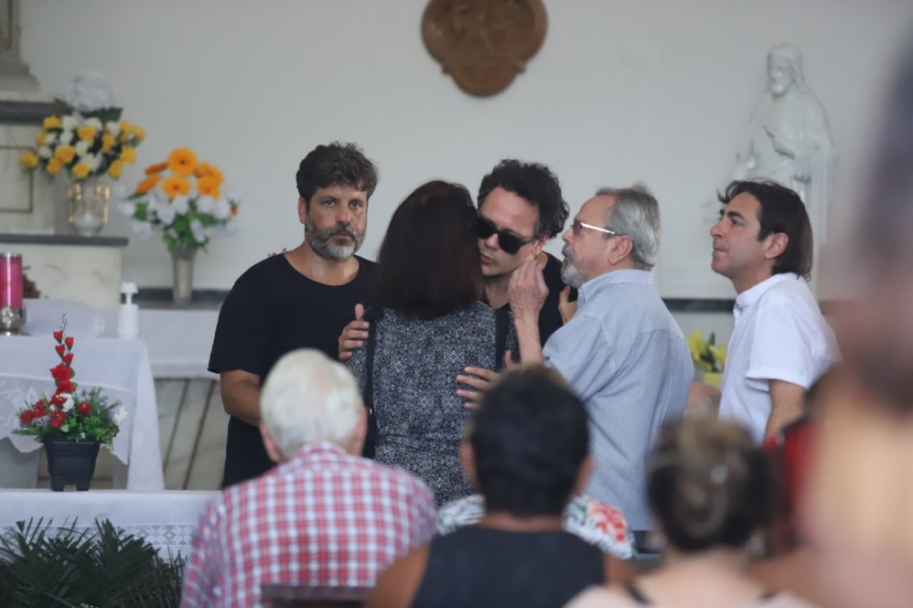 Jonas Torres se emociona no velório do irmão, Caio Junqueira - OFuxico