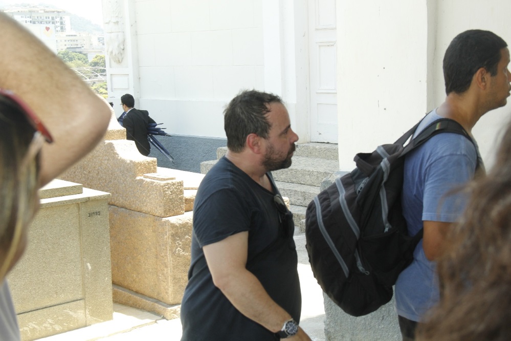 Jonas Torres se emociona no velório do irmão, Caio Junqueira - OFuxico