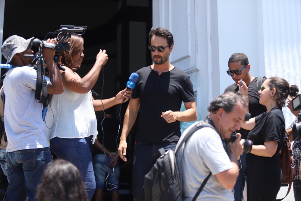 Jonas Torres se emociona no velório do irmão, Caio Junqueira - OFuxico