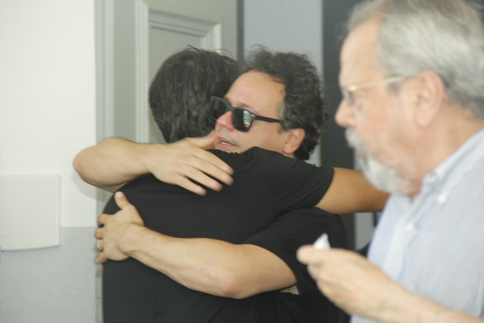 Jonas Torres se emociona no velório do irmão, Caio Junqueira - OFuxico