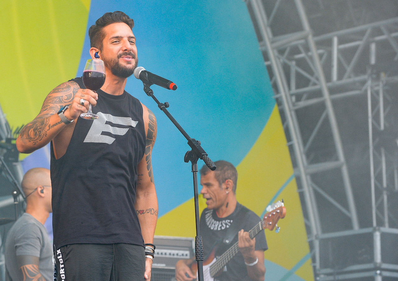 No comando da Banda Eva, Felipe Pezzoni agita evento em São Paulo - OFuxico