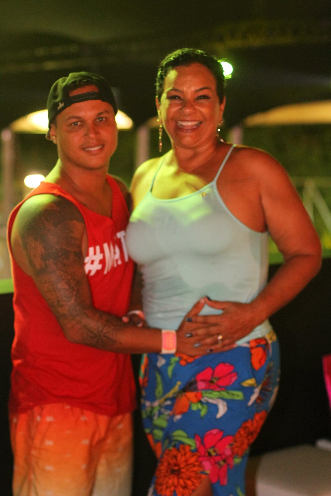 Solange Couto é só carinho com o marido ao curtir camarote - OFuxico