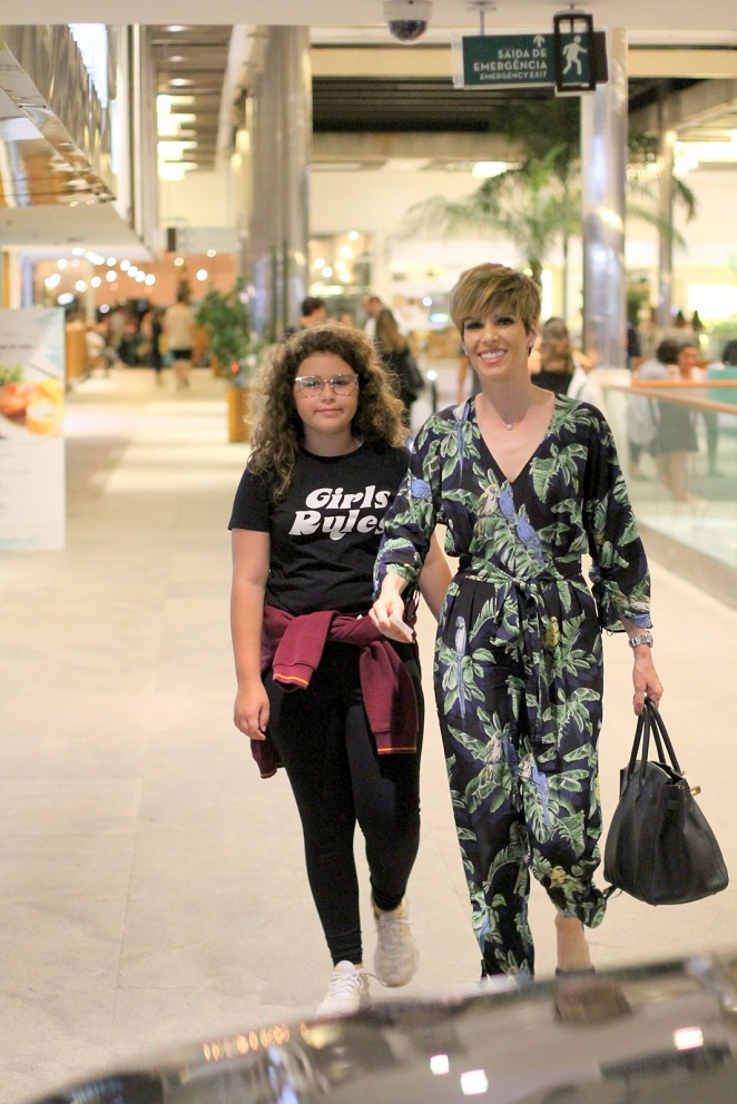 Ana Furtado faz passeio em shopping com a filha - OFuxico
