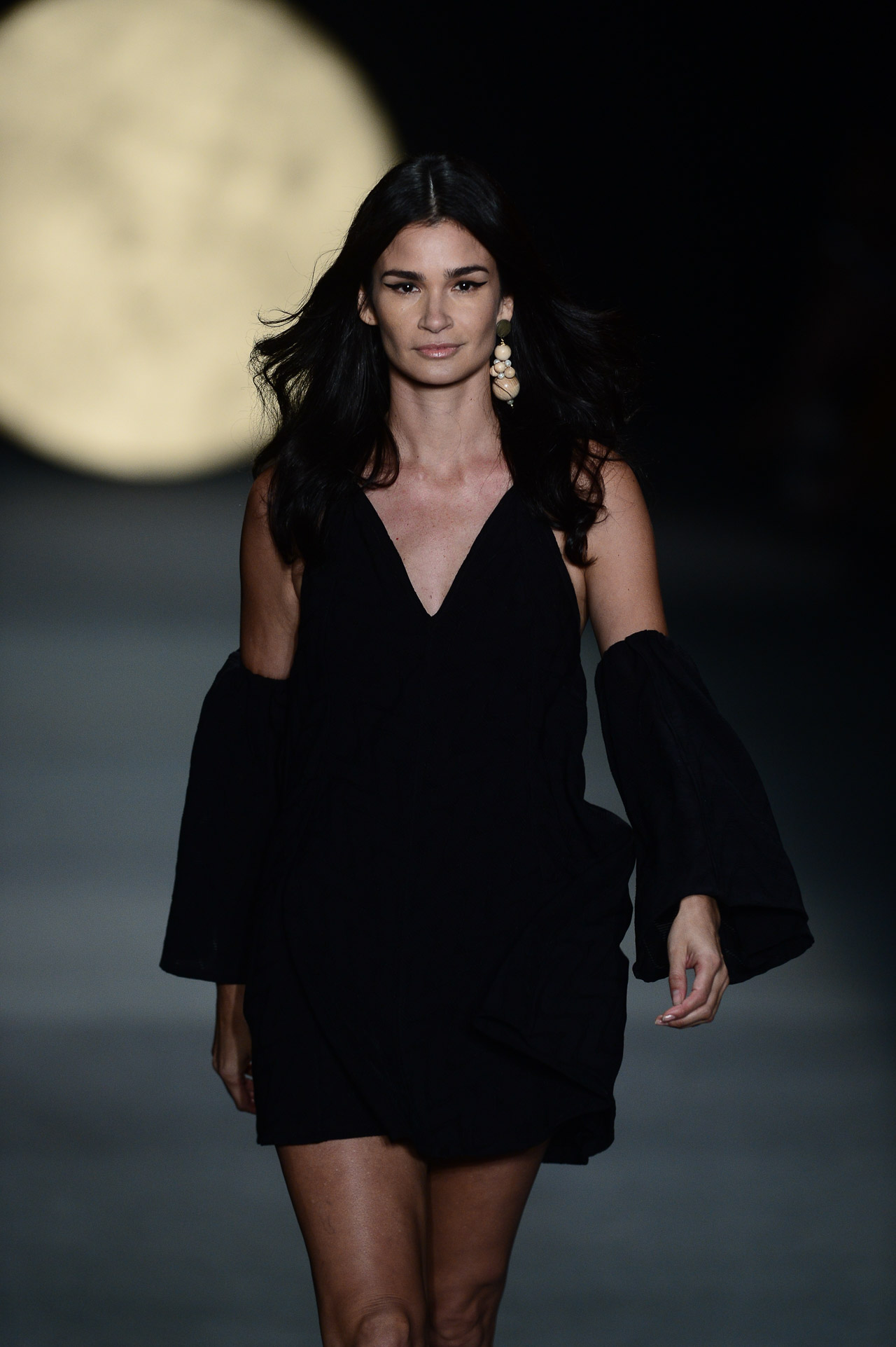 Carol Ribeiro desfila por grife durante a SPFW - OFuxico