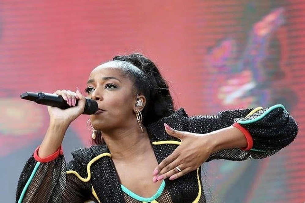 Iza usa look sexy para se apresentar no Lollapalooza - OFuxico