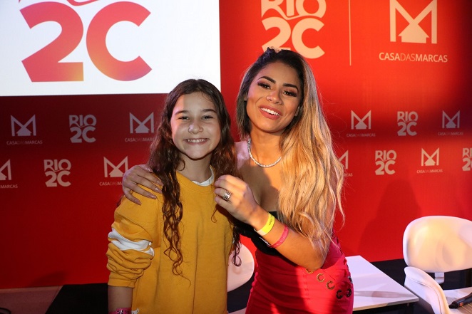 Simpática, Lexa posa com Duda Wendling no evento Rio2C - OFuxico