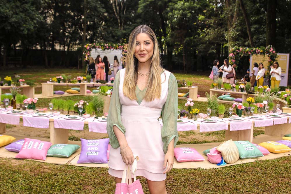 Grávida, Laura Neiva escolhe look decotado para evento - OFuxico