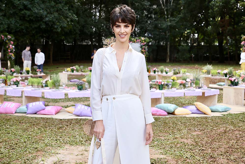 Grávida, Laura Neiva escolhe look decotado para evento - OFuxico