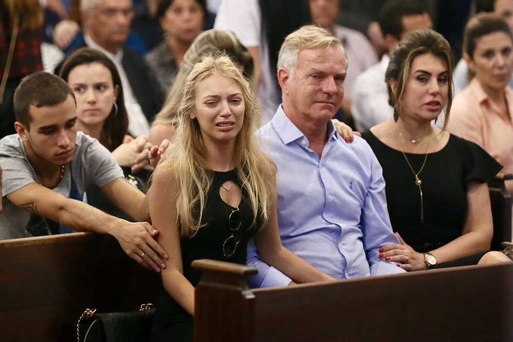 Filha de Carol Bittencourt chora muito em Missa de 7º Dia da mãe - OFuxico