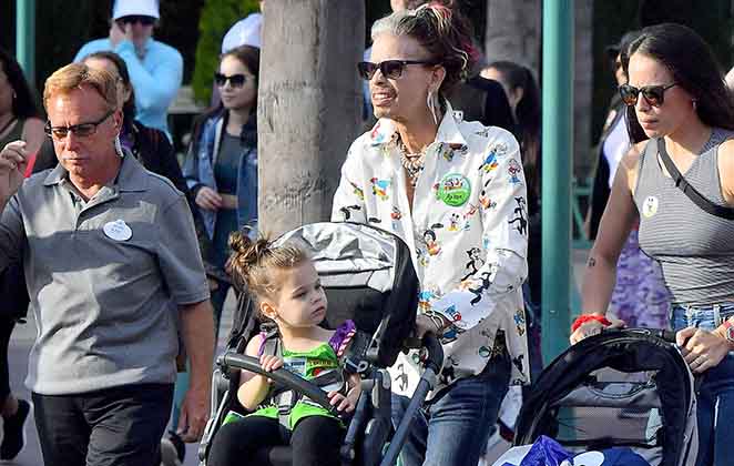 Steven Tyler celebra aniversário do neto na Disney - OFuxico