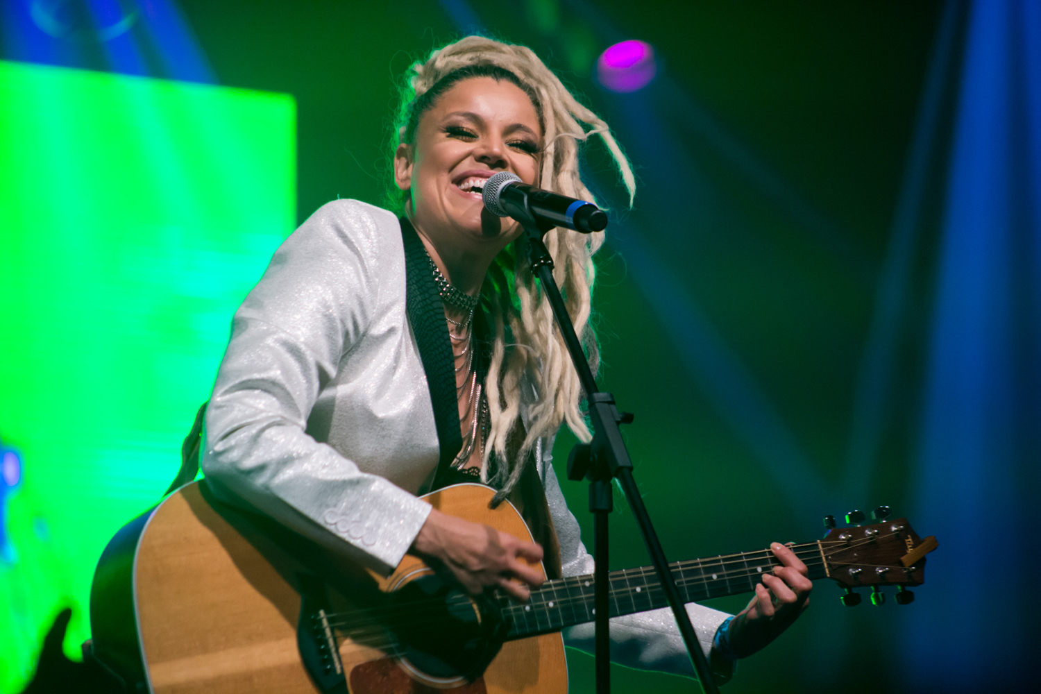 Fantine agita o festival ParadaSP Fest com voz e violão - OFuxico
