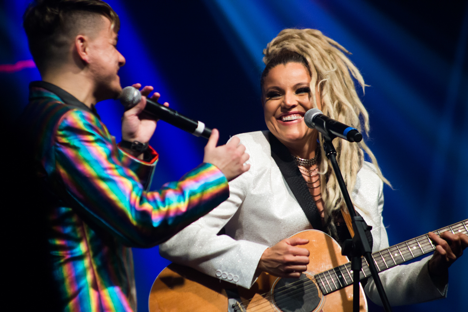 Fantine agita o festival ParadaSP Fest com voz e violão - OFuxico
