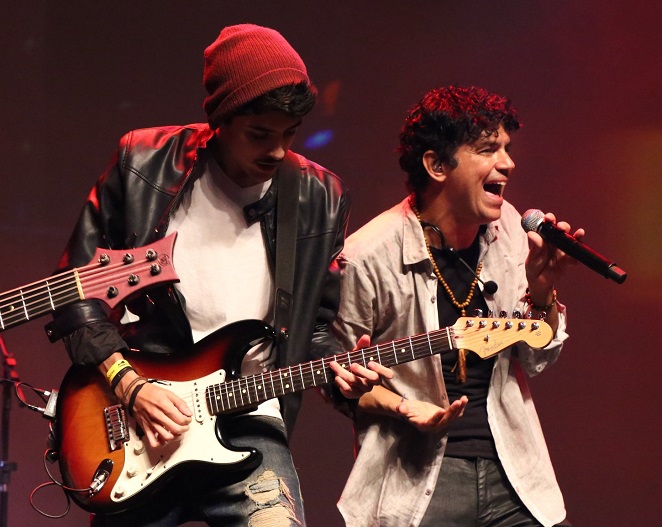 Filho de Jorge Vercillo rouba a cena em show do pai - OFuxico