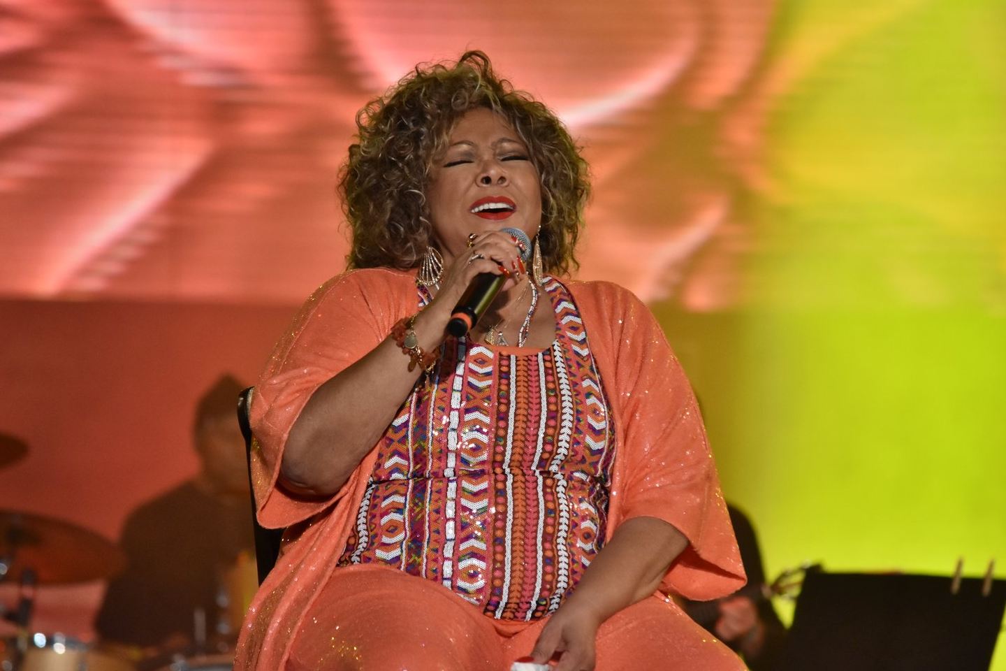 Alcione encanta ao público com o seu samba em festival - OFuxico