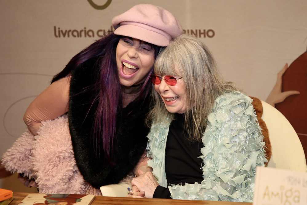 Rita Lee atrai multidão em sessão de autógrafos, em São Paulo - OFuxico