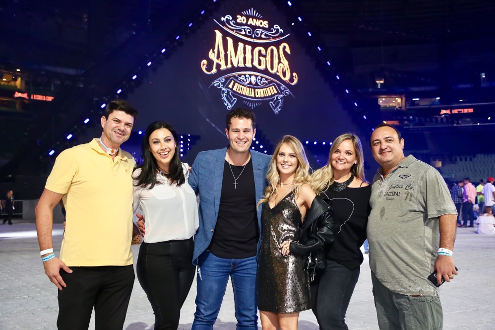 Amigos lotam estádio em show em São Paulo - OFuxico