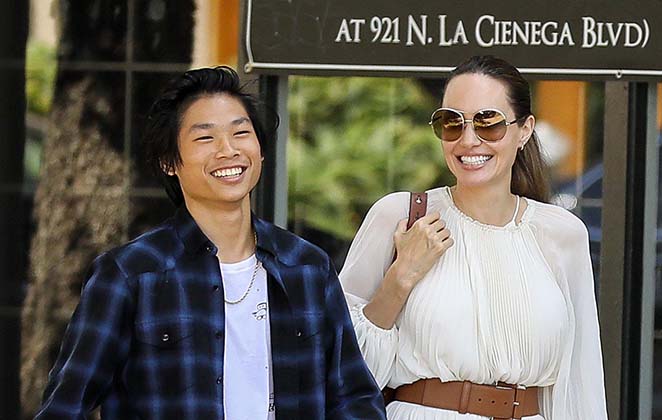 Angelina Jolie aproveita feriado para passear com os filhos - OFuxico