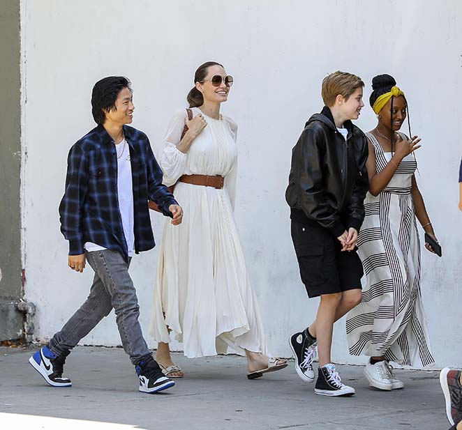 Angelina Jolie aproveita feriado para passear com os filhos - OFuxico