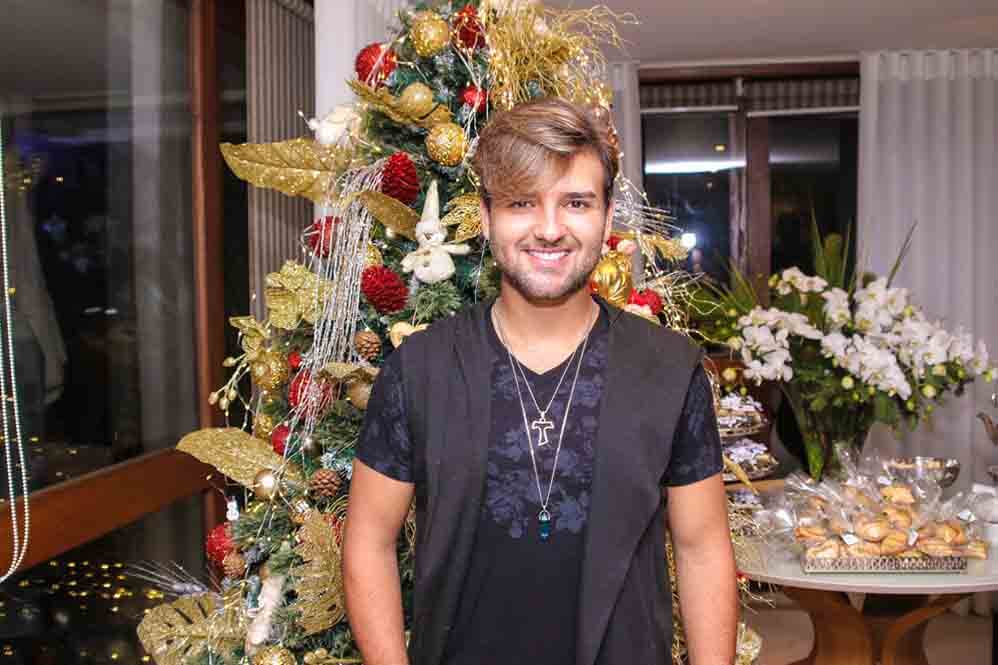 Famosos curtem festa promovida por Helinho Calfat - OFuxico