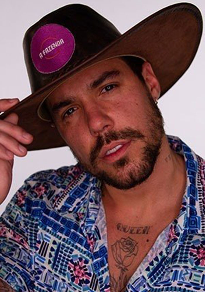 Saiba quem é Victor Sarro, o apresentador digital de A Fazenda - OFuxico